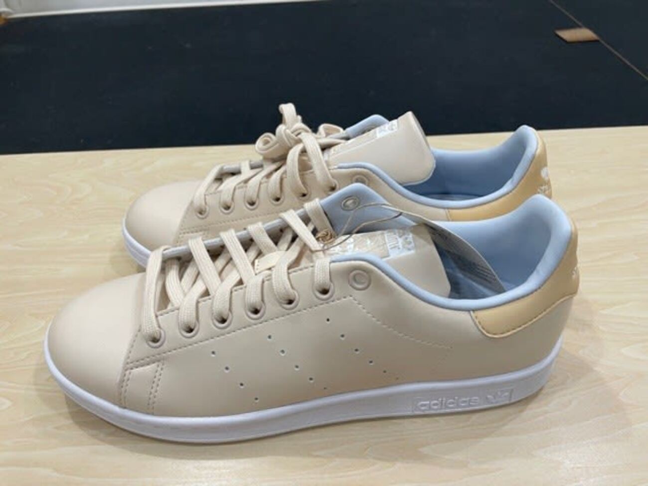 『STAN SMITH』のオシャレなアイボリーモデル！ - blue deco design lab