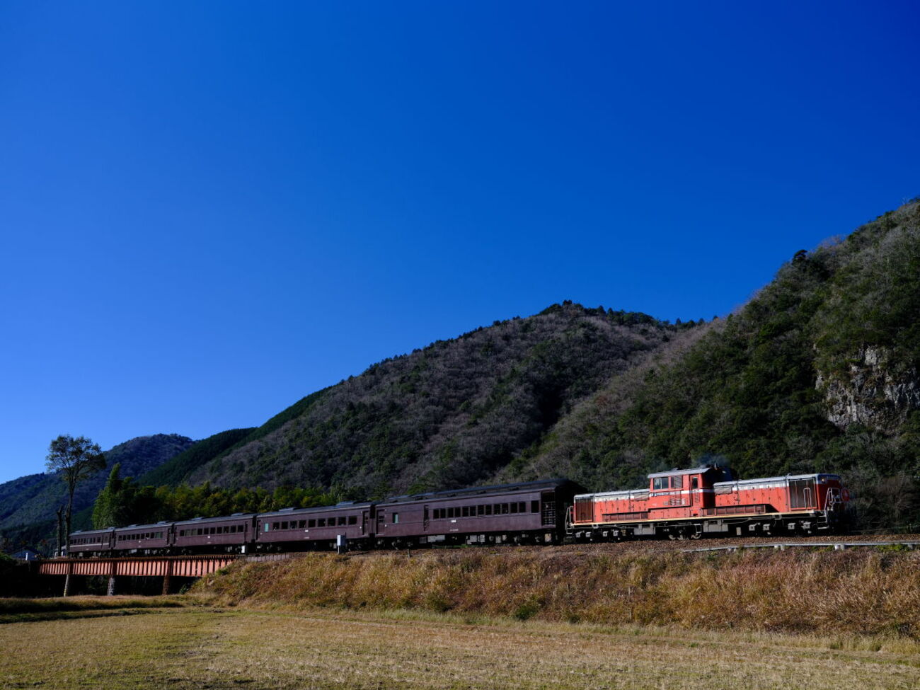 快晴の阿武川を渡る、DD51-1043の牽く「DL津和野稲荷号」を撮る！(長門峡定番撮影地編) - 続 うっかり鉄の鉄道風景写真撮影記