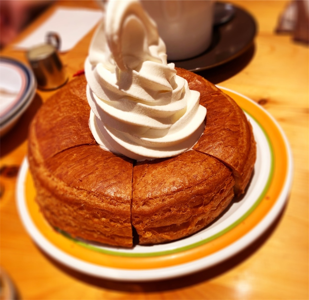 白と黒（ノワール）を組み合わせた造語がシロノワール - mojiru【もじをもじる】