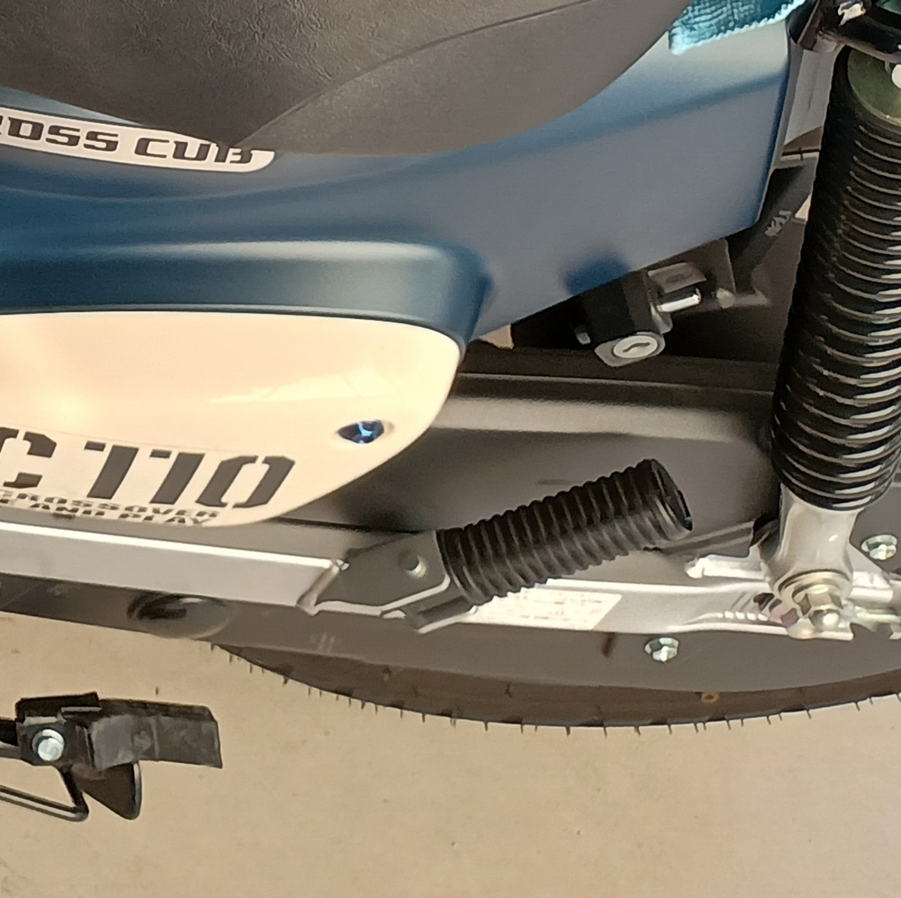 【カスタム日記】ヘルメットホルダー増設 - ジーンズブルーとエキゾストノート
