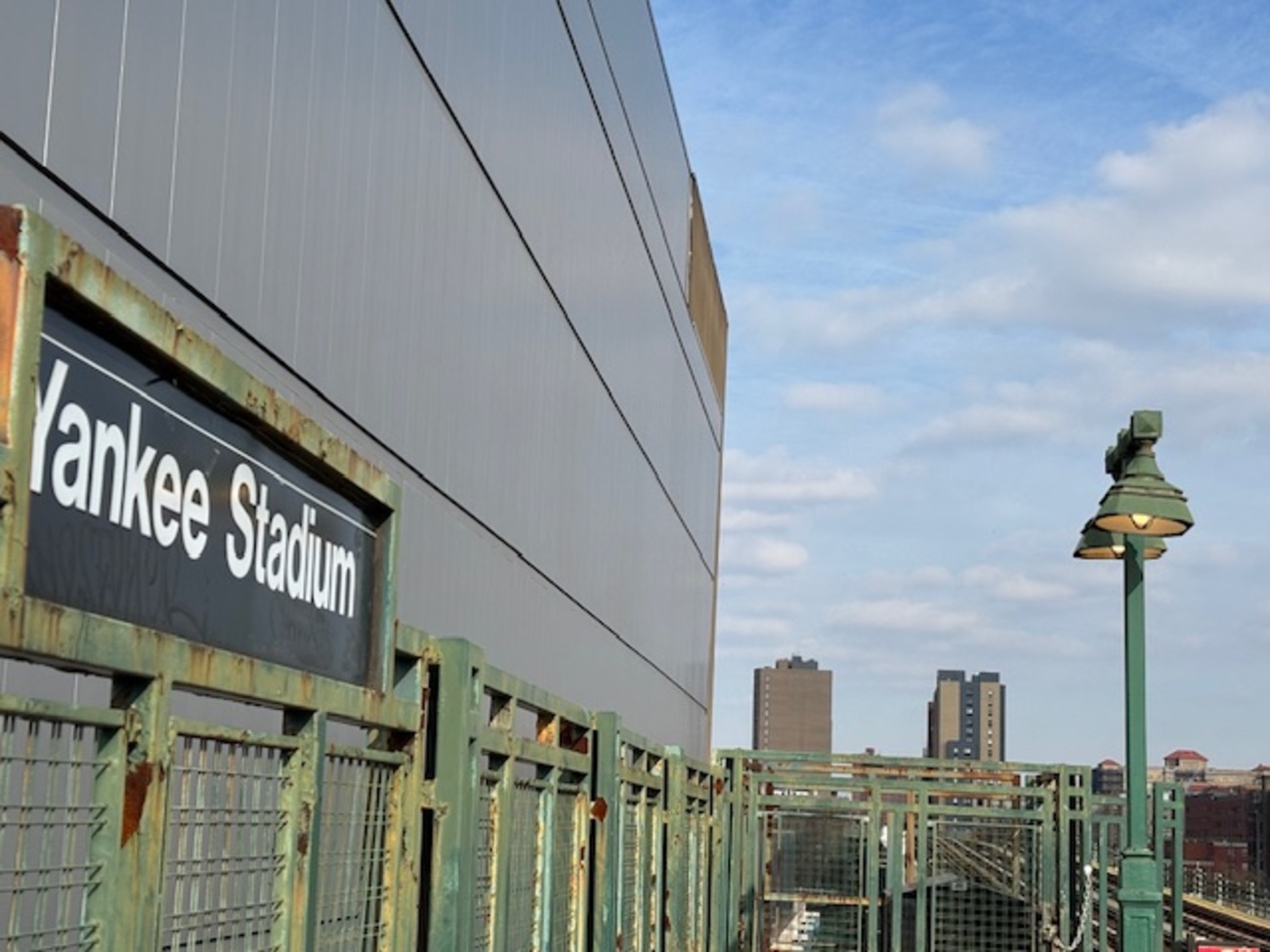 ニューヨーク、地下鉄の車窓から〜オフの161 St-Yankee Stadium駅 - そんな に魅せられて