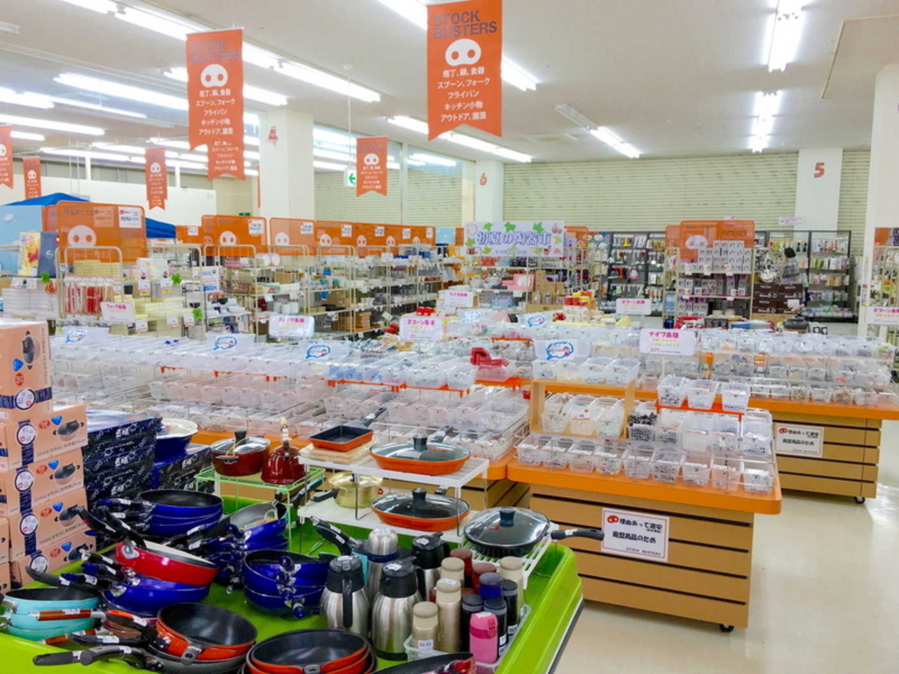 2日間限定！ 鍋やフライパンが100円から ストックバスターズ上越店 - 上越タウンジャーナル