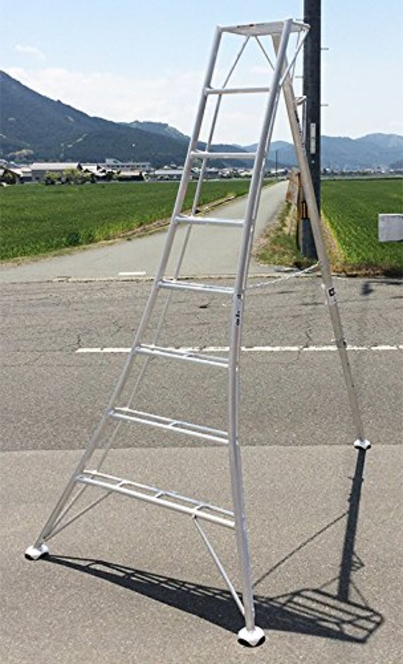 「あと少し」が届かない…を解決！シンセイ アルミ三脚 8段（8尺 高さ約240cm）で、あなたの庭と畑の可能性を広げよう！ - ワクワクDIY工房