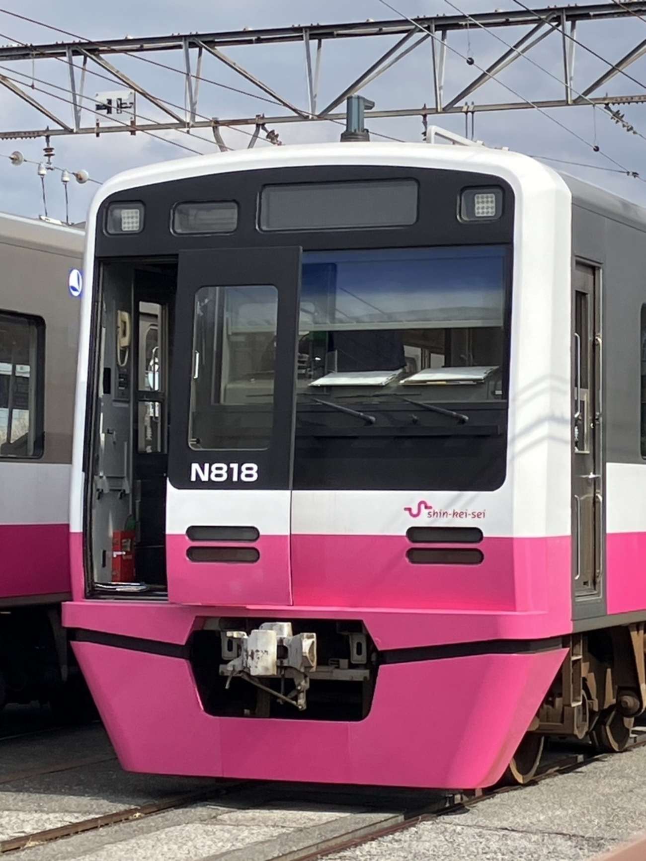 新京成N818 ピンクライン剥離以外の外見ポイント - 平行普通列車