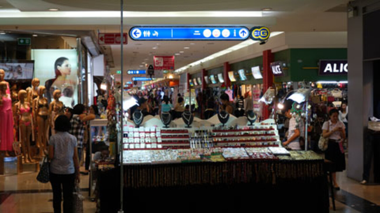 バンコク・MBKセンターで偽ブランド商品販売店100店舗以上を摘発 - KATEのバンコクガイド管理人ブログ