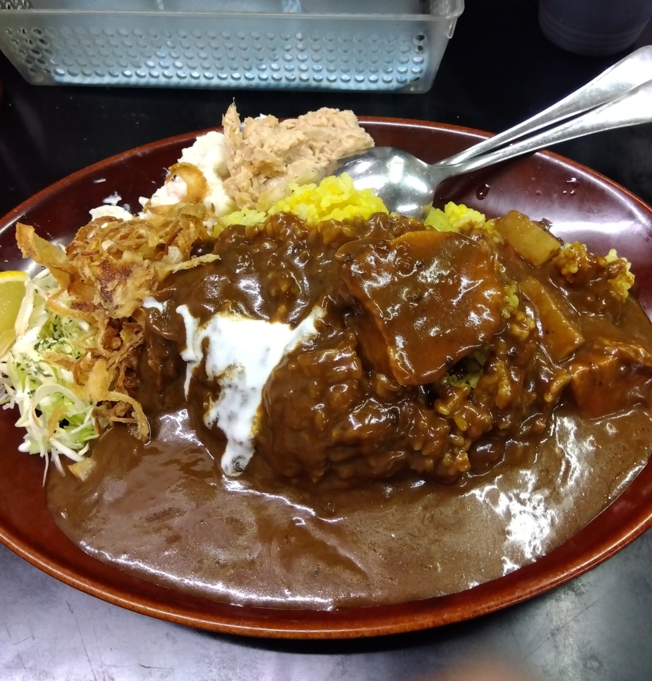 「カレーは飲み物。」の黒い肉カレー山盛を1年振りに - アラフィフサラリーマンの優美なる株投資ブログ