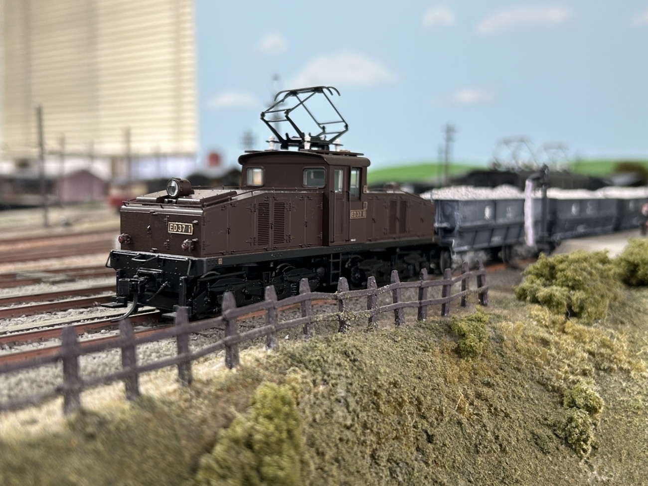 ED37の牽引する石灰石列車 - モーガル（Mogul）工場日誌