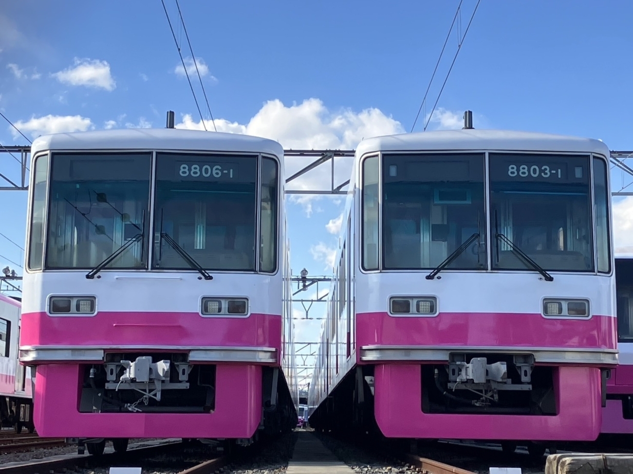 新京成8806編成 基地内で8803編成と並んだ時の妙な違和感 - 平行普通列車