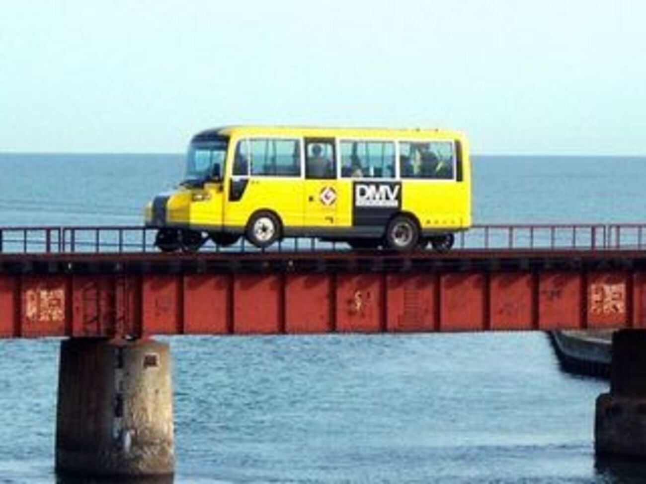 線路と道路の両方を走るDMV - エクアドルの風＆ブナの中庭で