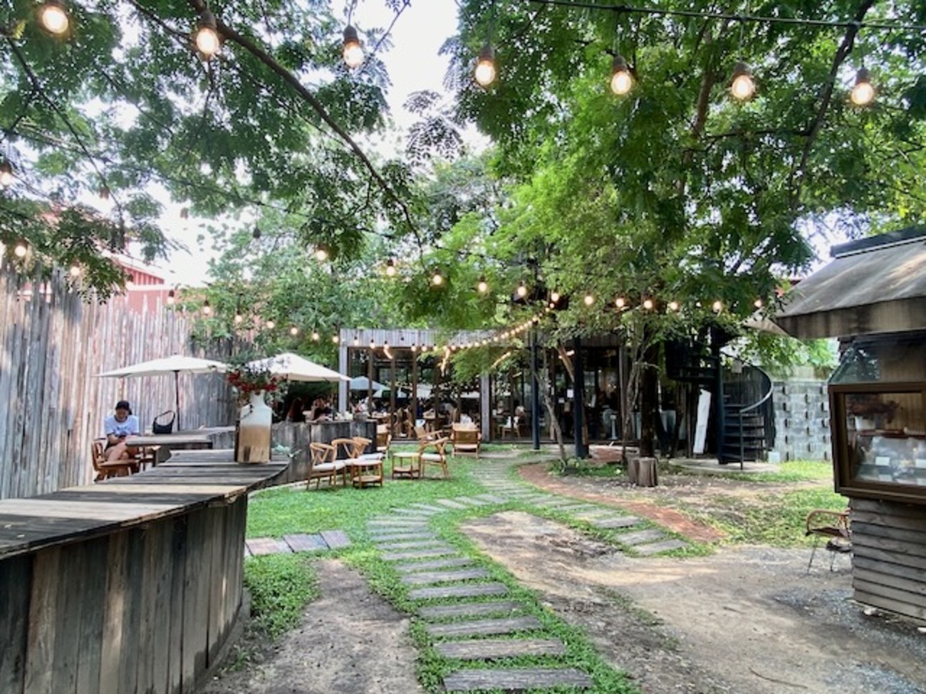 The Wood Land｜オンヌット駅近くのカフェ。緑がいっぱいのアットホームな雰囲気 - 猫のように暮らしタイ