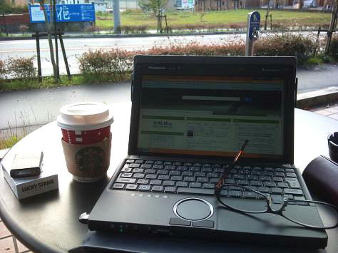 今朝はスタバでWiMAX Let's Note J9 - Open Air Life