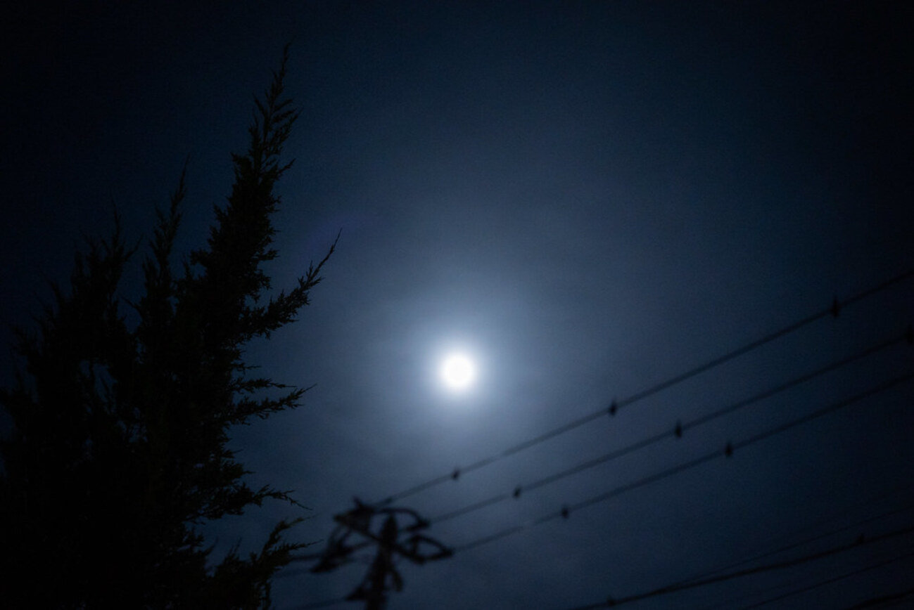 Moon Snap - An Ordinary Moment