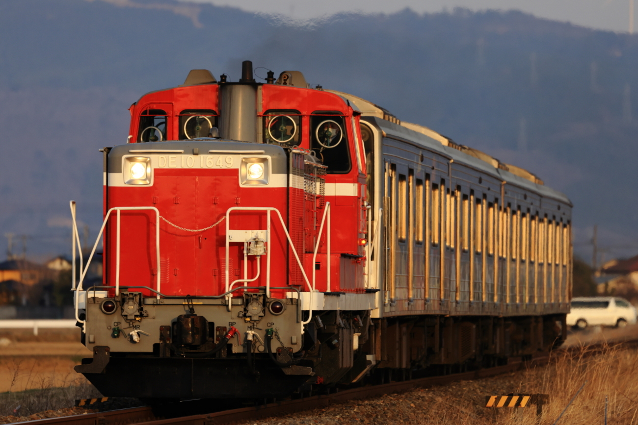 廃車回送される仙石線用205系M8編成｢マンガッタンライナー｣を牽引するDE10-1649を撮る！ - 続 うっかり鉄の鉄道風景写真撮影記