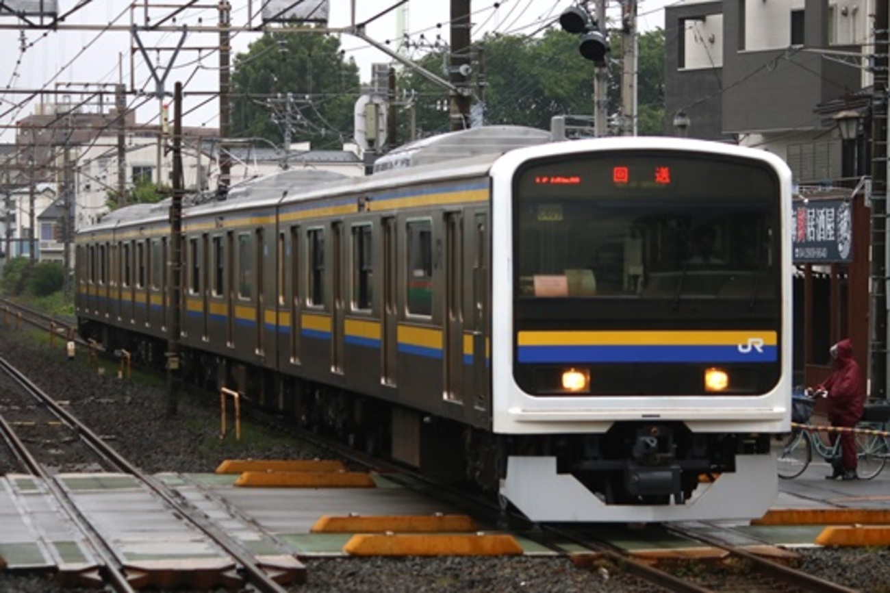 偶然見かけた帯がピカピカな209系C409編成のOM出場 どうやら貼り替えたようです - てつとおのブログ